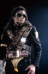 How tall was Michael Jackson? Height of Michael Jackson, Weight and ...