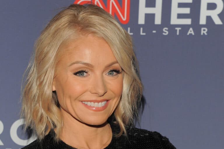 How Tall Is Kelly Ripa? Kelly Ripa Height, Age, Weight And Much More ...